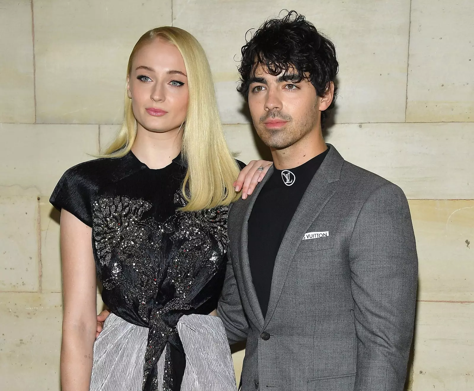 Sophie Turner memiliki hubungan dengan pria dan wanita sebelum bertunangan dengan Joe Jonas