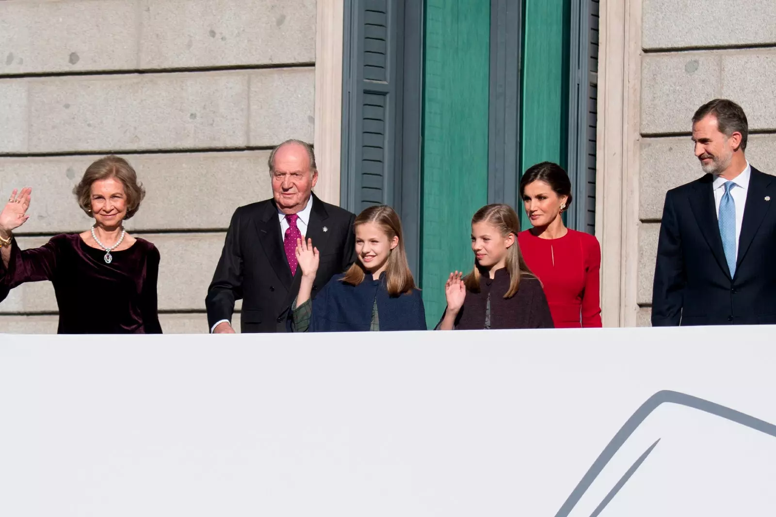 Felipe VI an Doña Letizia zesumme mat der Emeritus Kings Prinzessin Leonor an Infanta Sofía am Kongress vun Deputéierten.