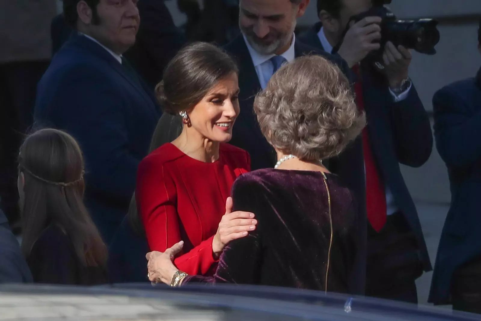 The queens greet each other at the door of Congress.