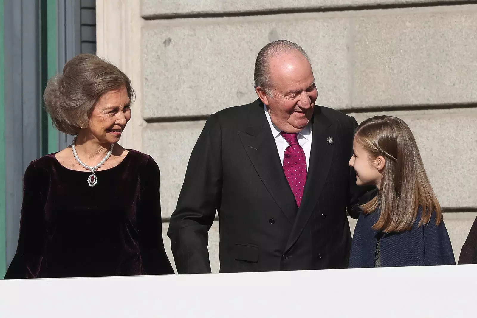 The king jokes with Princess Leonor before a smiling Doña Sofía.