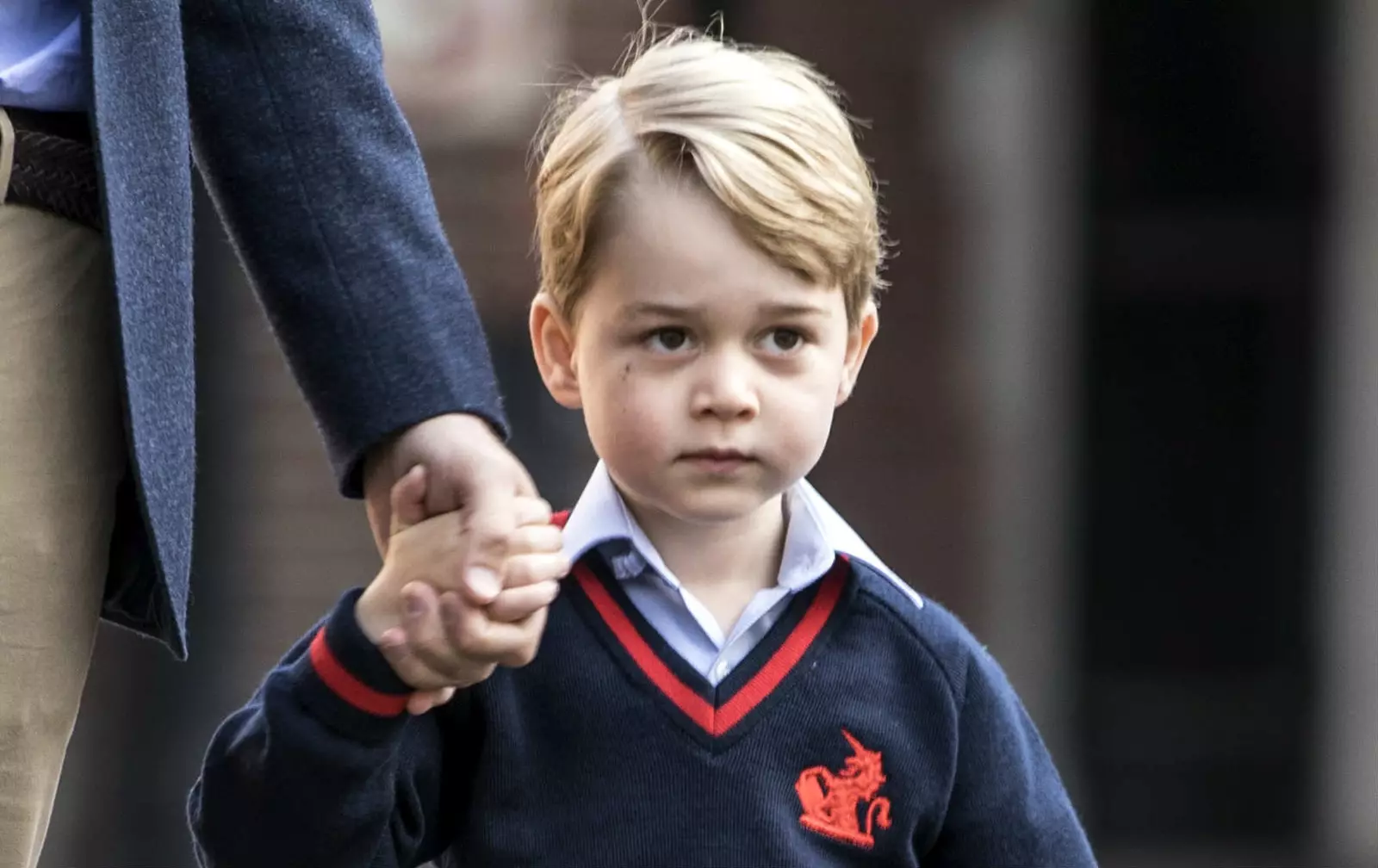 Princ George prichádza na svoj prvý deň do školy v sprievode svojho otca princa Williama.