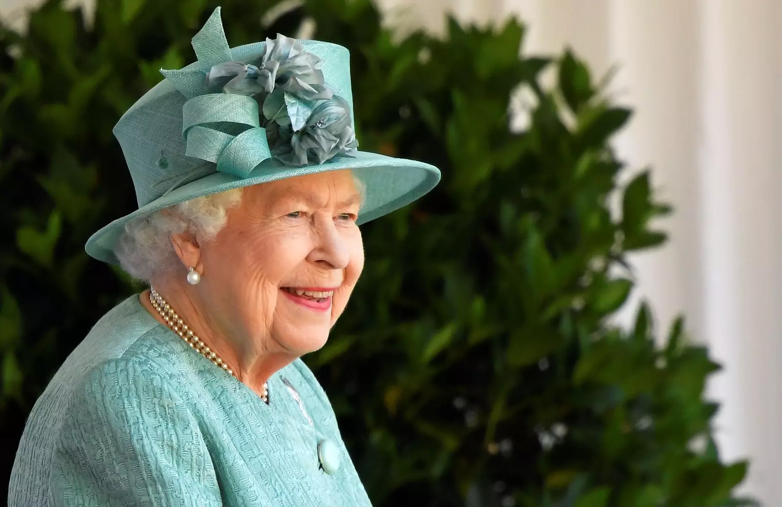 Reĝino Elizabeto ĉe la Trooping the Colour (2020) en Windsor.