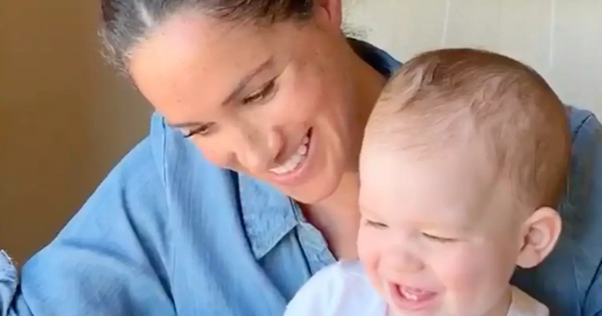 Lovable Meghan faitau lana tama o Archie se tala i le taimi e momoe ai i se vitio alofa alofa fou!