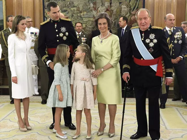 Familja e re mbretërore përbëhet nga Felipe VI, Mbretëresha Letizia Leonor, Princesha e Asturias, Infanta Sofía dhe...