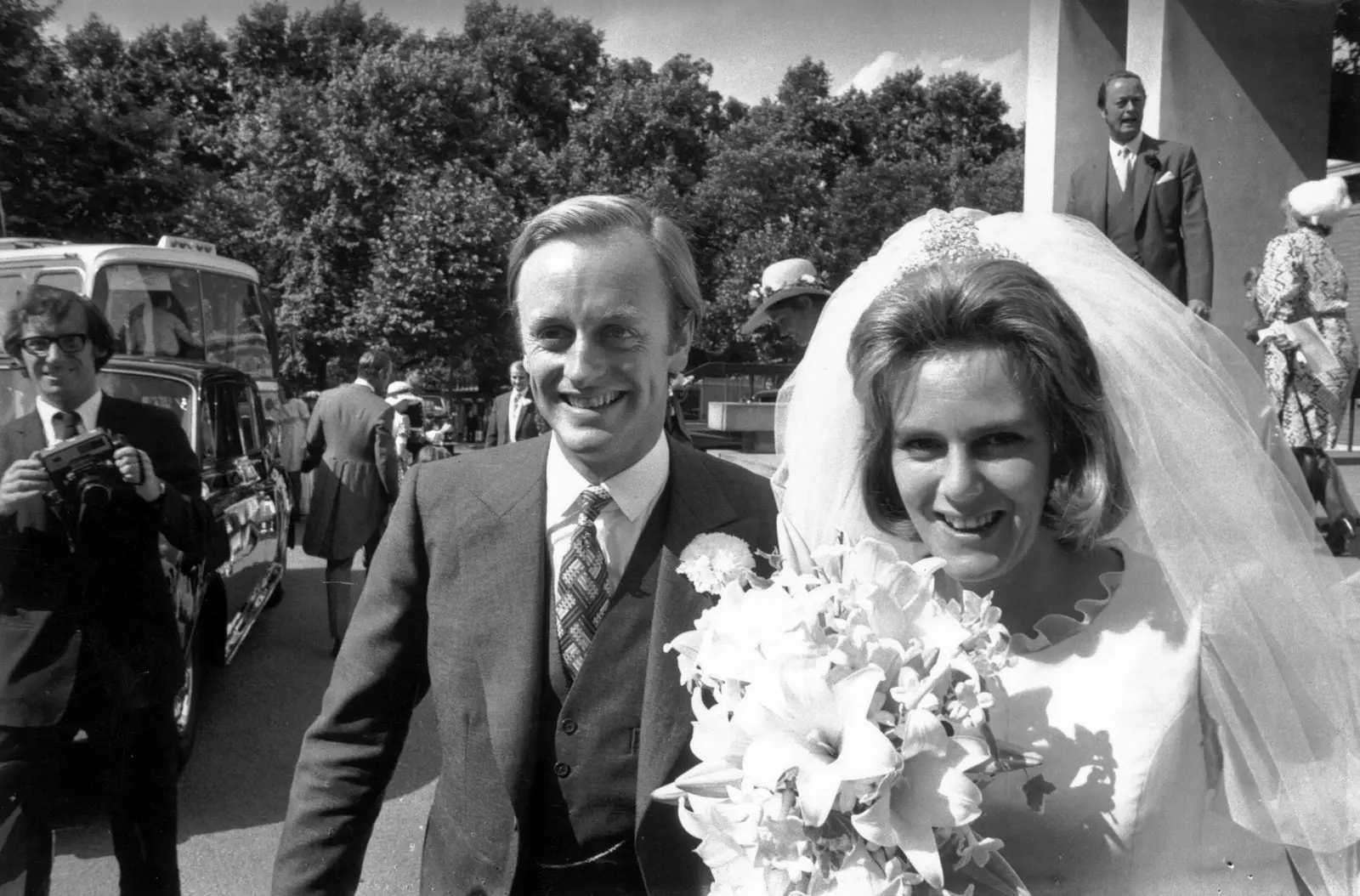 4. juulil 1973 abiellus Camilla kapten Andrew Parker Bowlesiga.