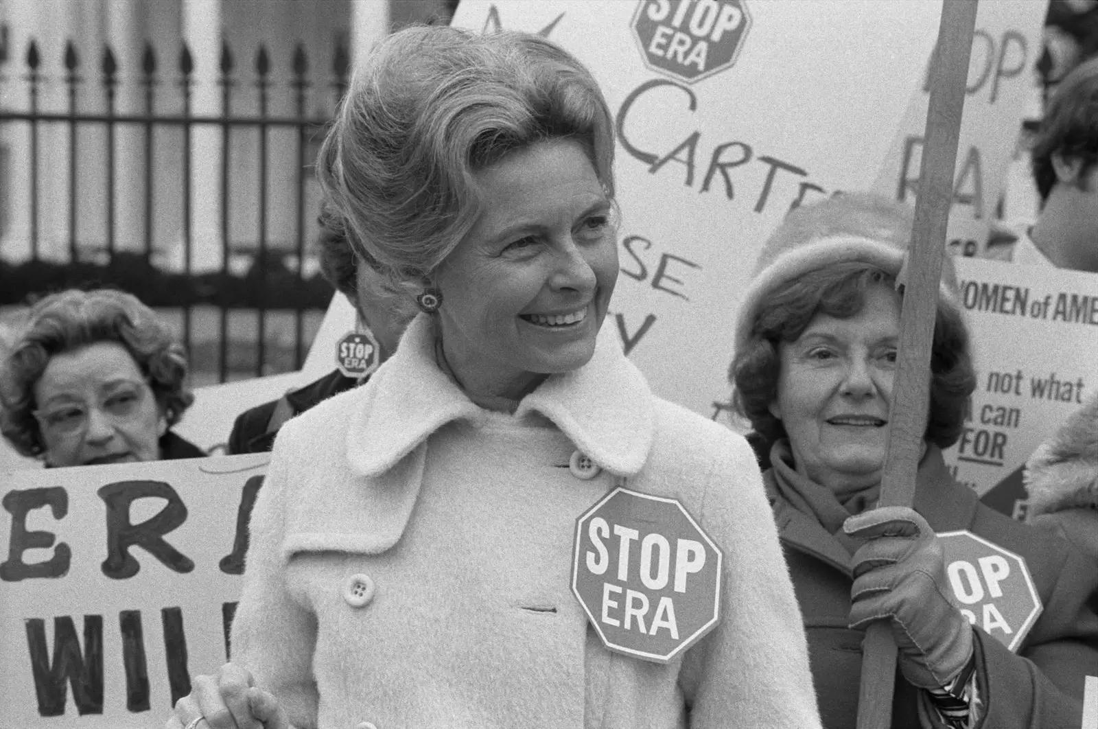 Phyllis Schlafly la un protest în 1977.