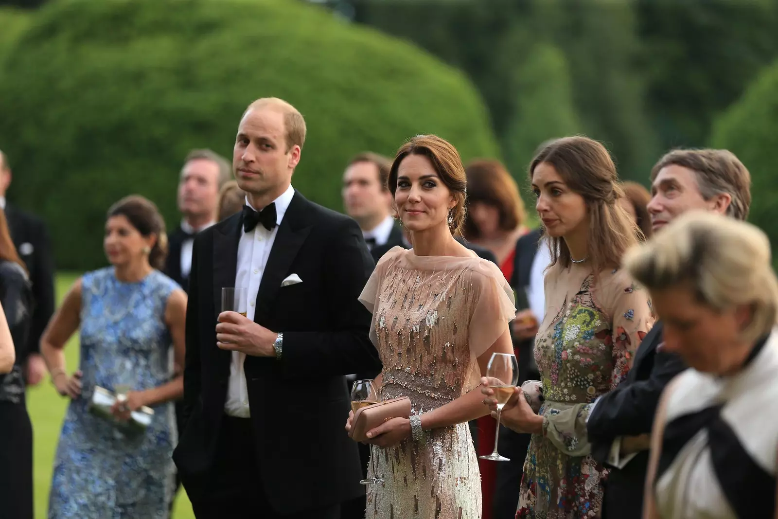 O príncipe com Kate Middleton e Rose Handbury em festa na casa da Marquesa em 2016.
