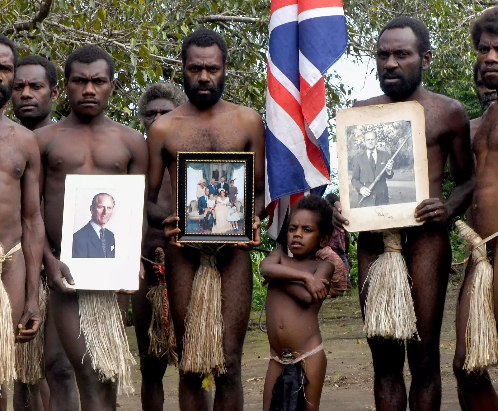 4 月 12 日，瓦努阿圖 Yakel 部落的成員舉著愛丁堡公爵和英國王室的肖像……