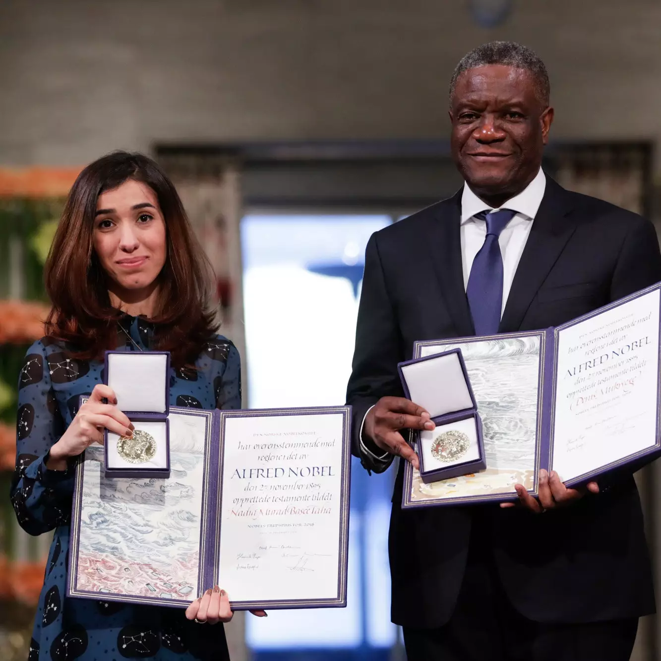 Nadia Muradová a Dr. Denis Mukwege dostávají Nobelovu cenu za mír.