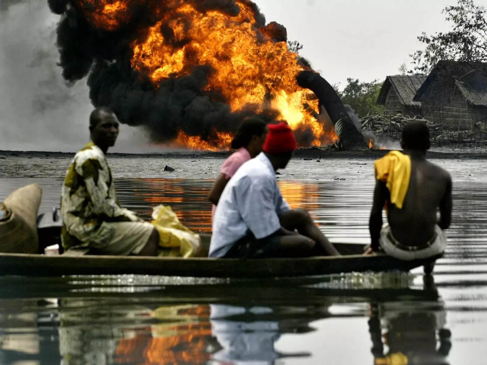 Vernietigde olie-fasiliteit in die Niger Delta.