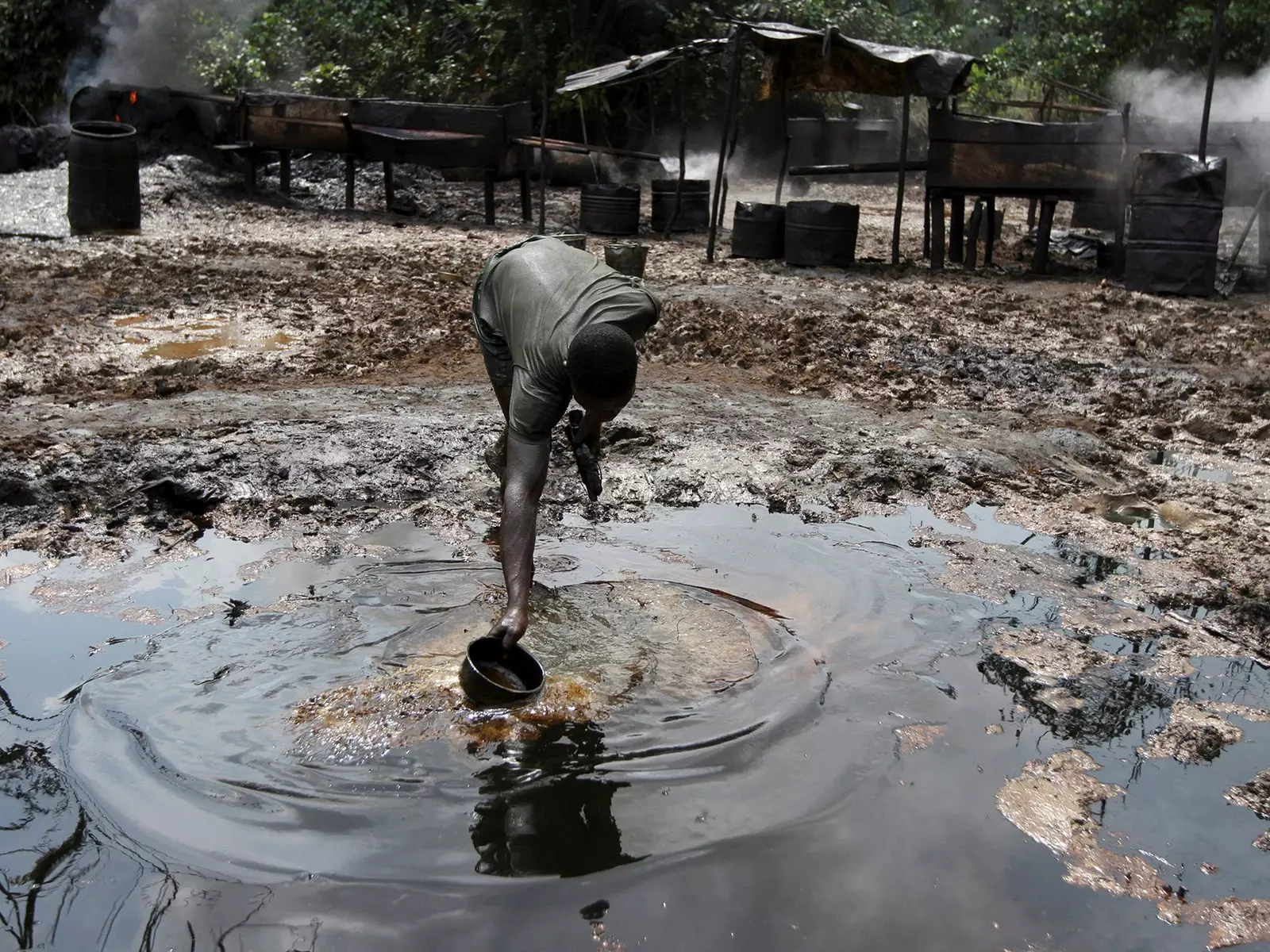 A contaminación do delta do Níxer é un dos supostos motivos dos ataques dos Vingadores.