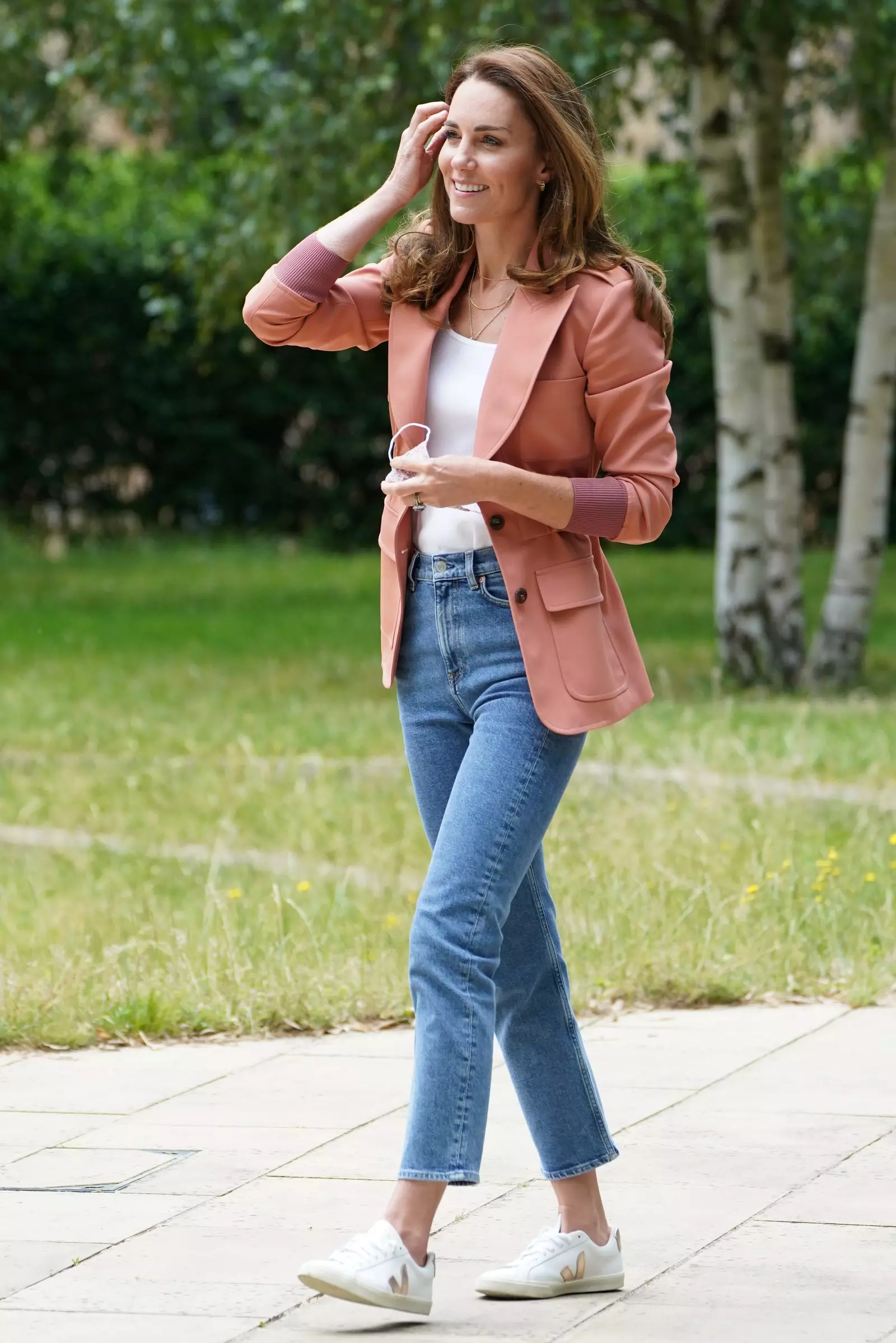 Kate Middleton pẹlu Chlo blazer ati awọn sneakers Veja.