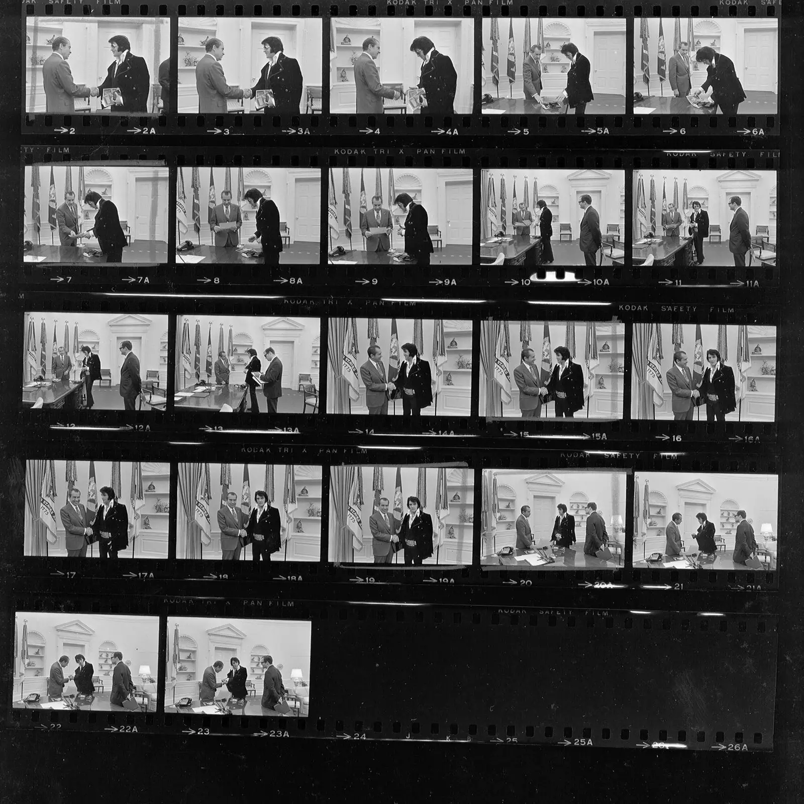 Contact sheet sa mga litrato nga gikuha ni Oliver Atkins atol sa miting ni Presidente Nixon ug Elvis...