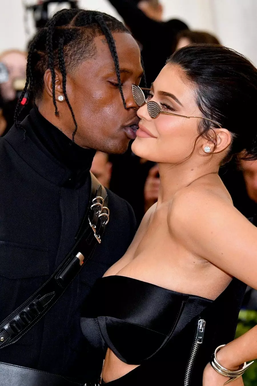 Kylie Jenner is in gouden faam Mary yn 'e nije muzykfideo fan Travis Scott