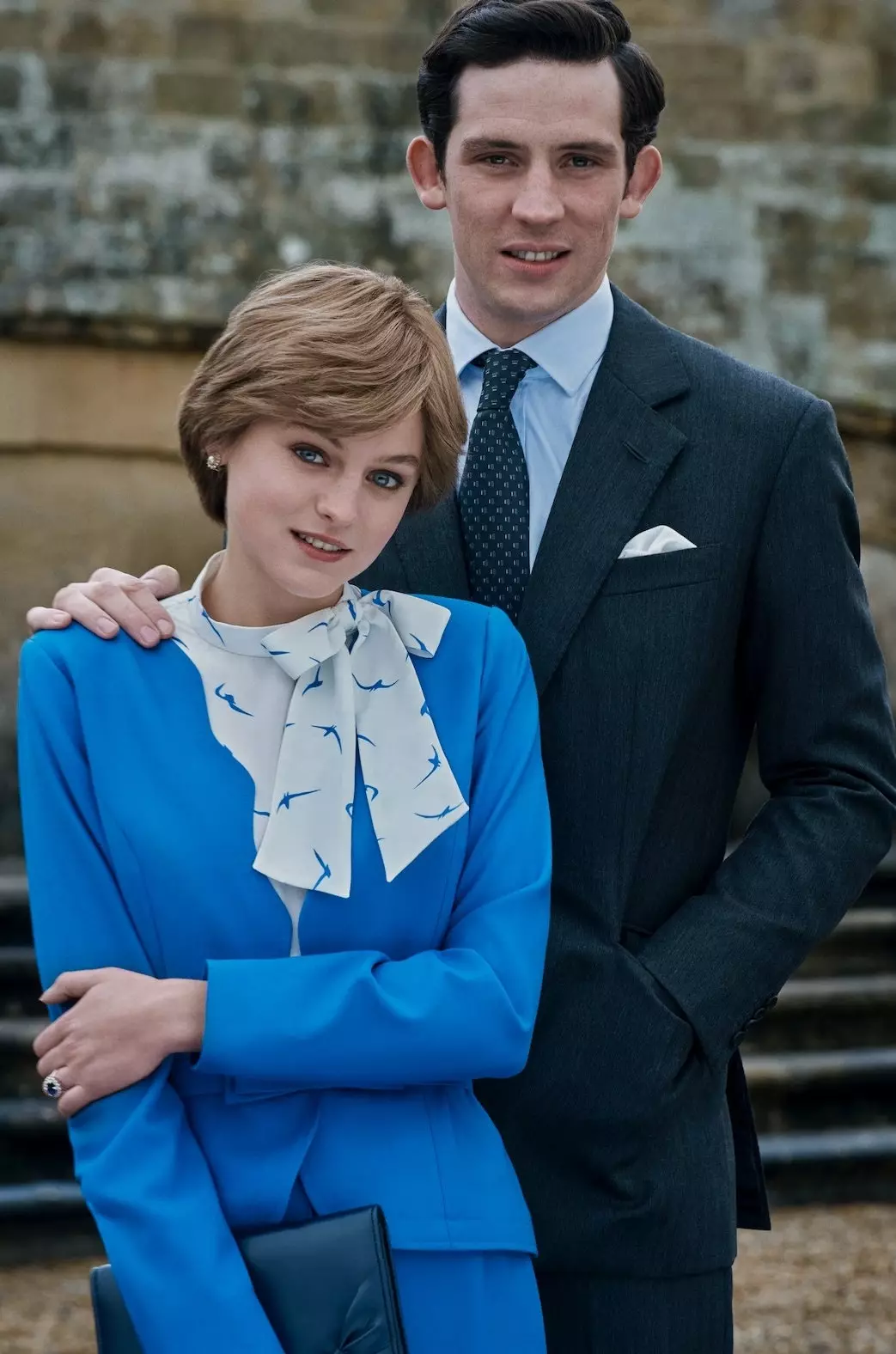 Emma Corrin sy Josh O'Connor amin'ny anjara asan'i Diana sy Prince Charles ao amin'ny 'The Crown'.