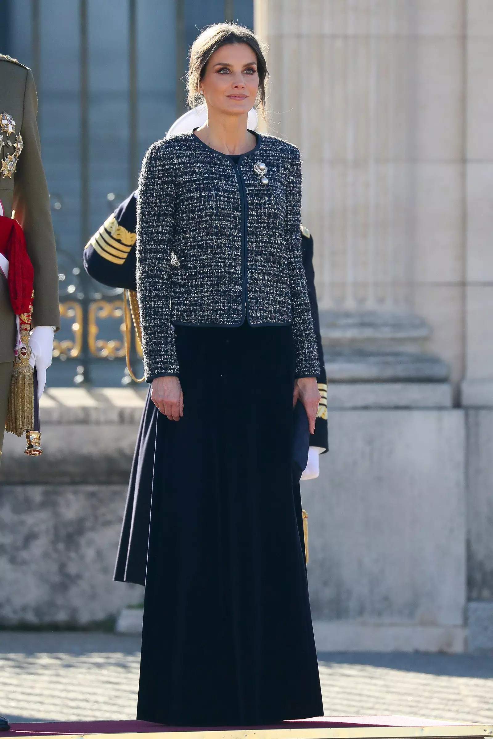 I-cape i-brooch yokupasa kunye ne-Varela efana nale mboniso wokuqala we-Queen Letizia unyaka