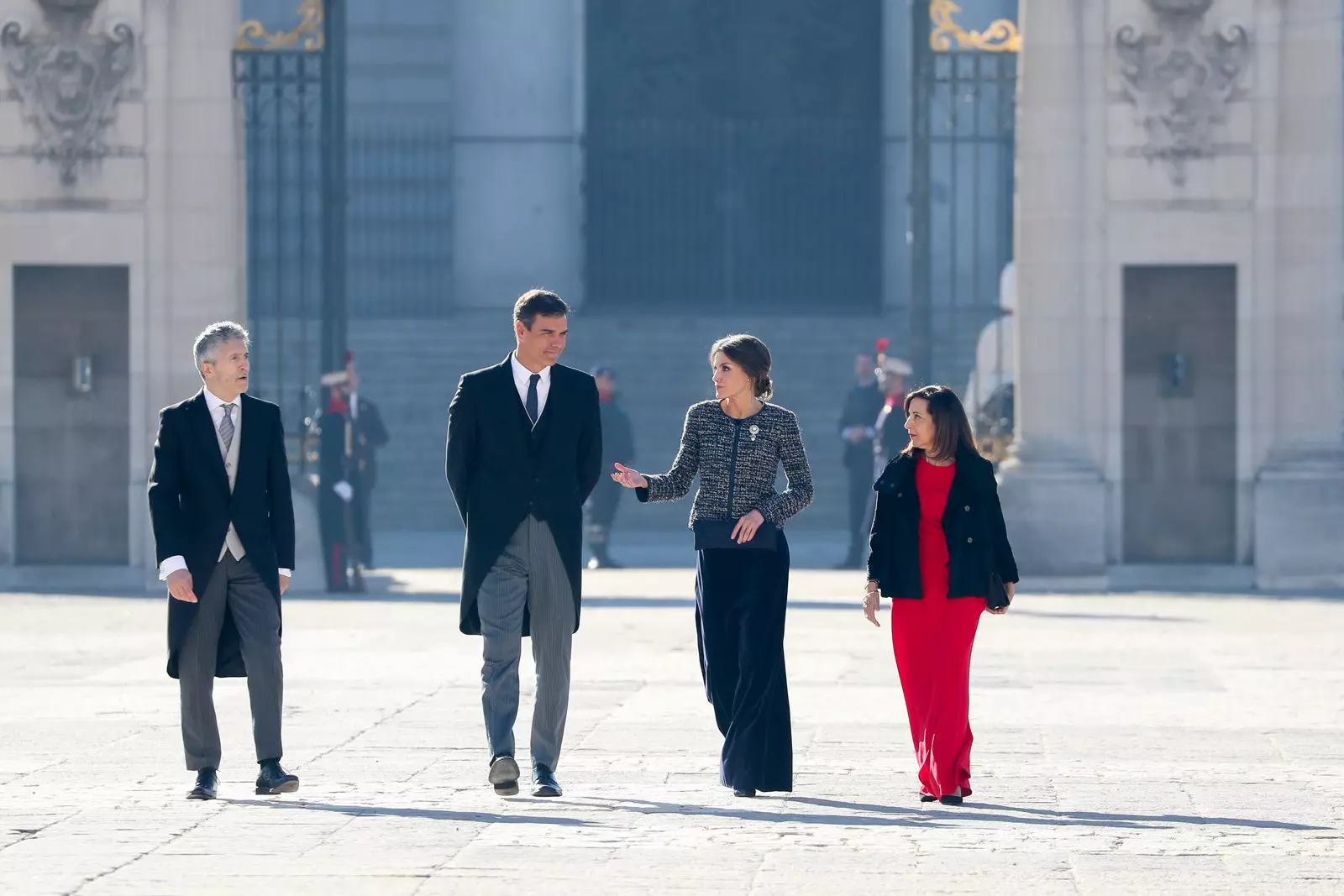 Y Frenhines Letizia gyda Pedro Sánchez a'r gweinidogion Margarita Robles a Fernando Grande Marlaska.