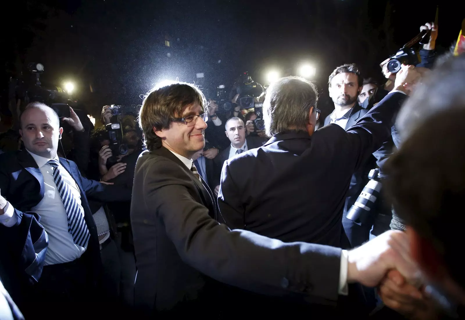 Carles Puigdemont post saluto de sia antaŭulo Artur Mas.