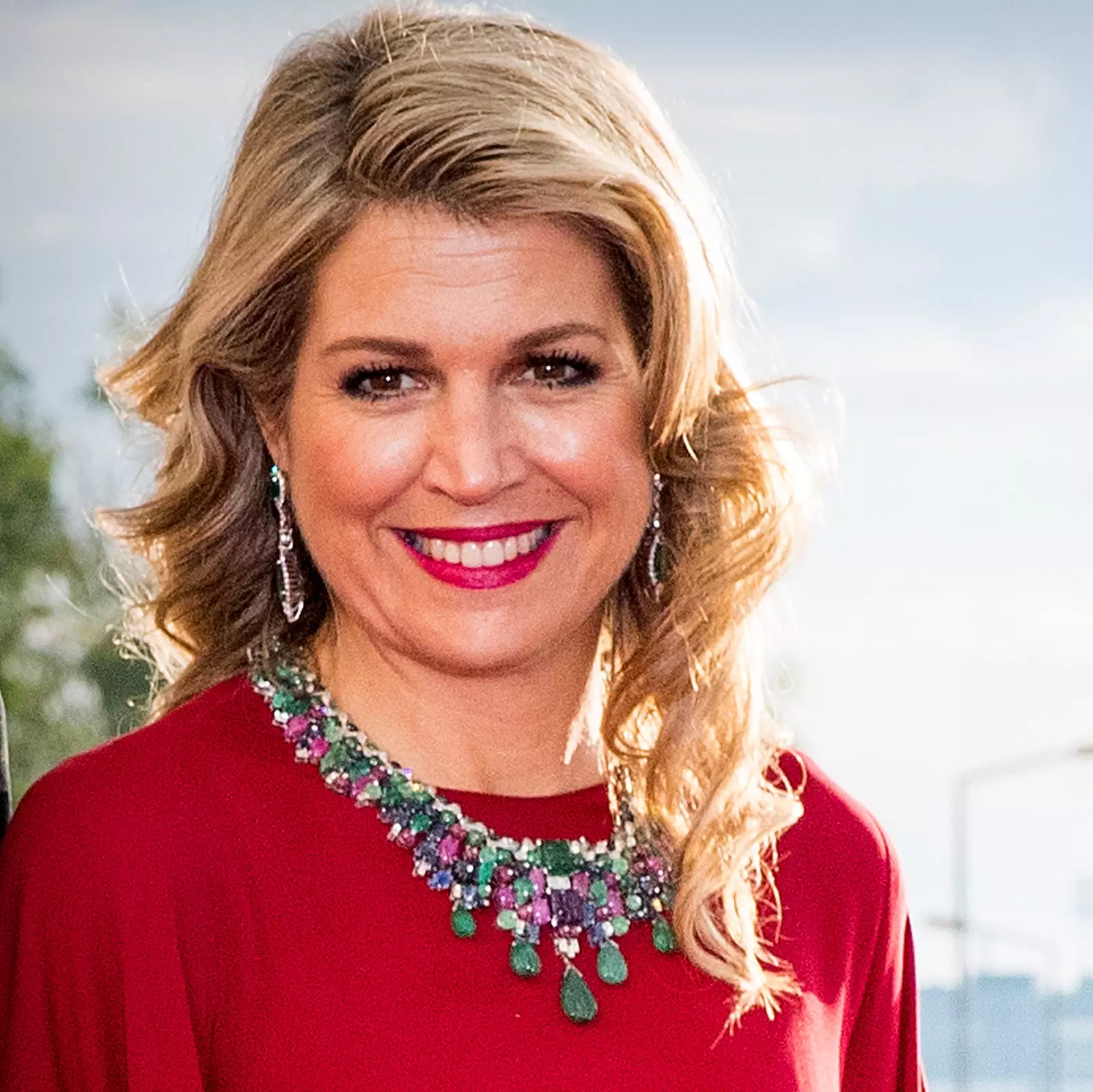 U-Queen Maxima wase-Netherlands uyamangalisa ngengubo ebomvu e-asymmetrical kwi-G20