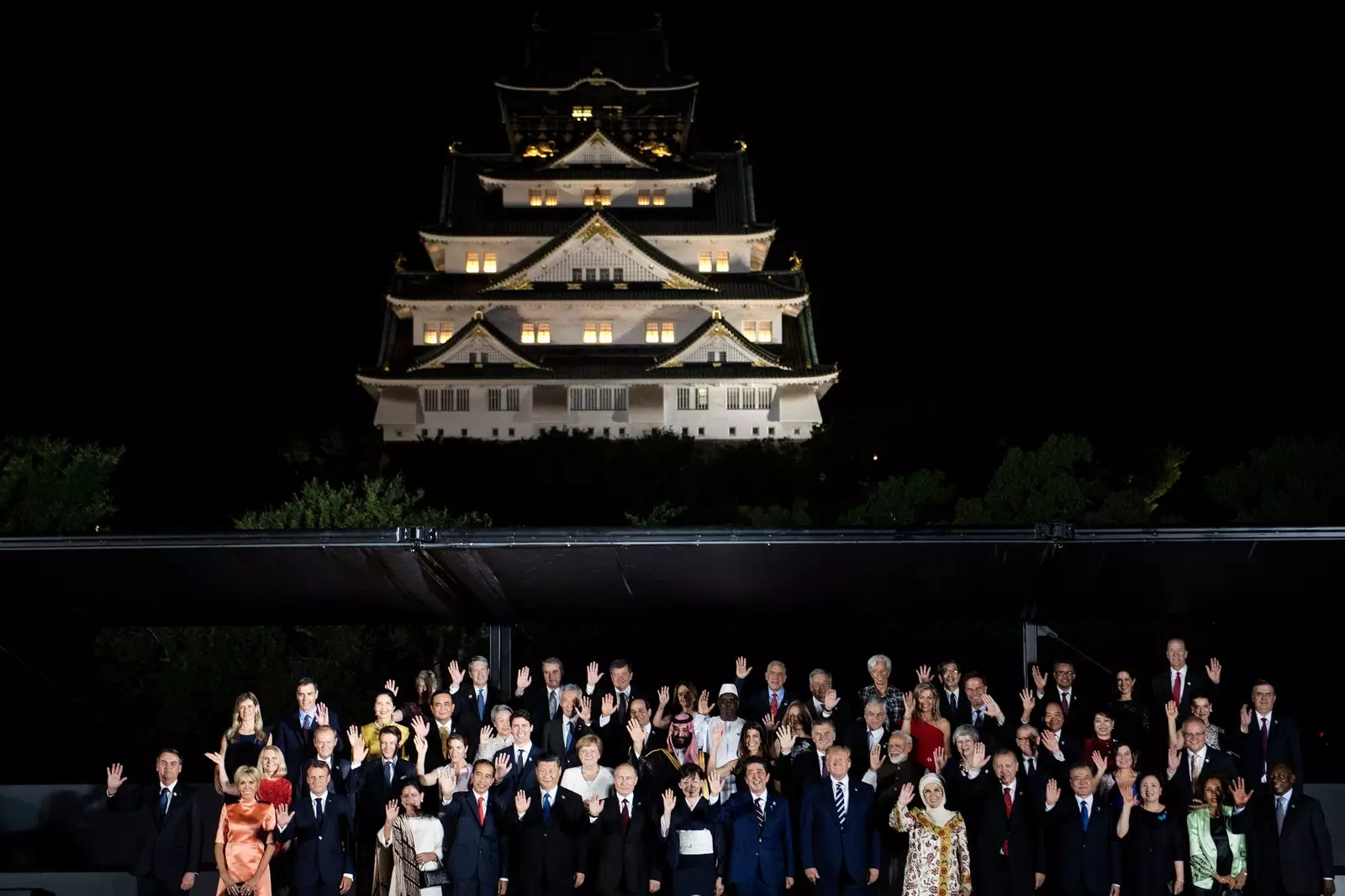 Arweinwyr y G20 a rhai o'u gwragedd o flaen y palas yn Osaka.