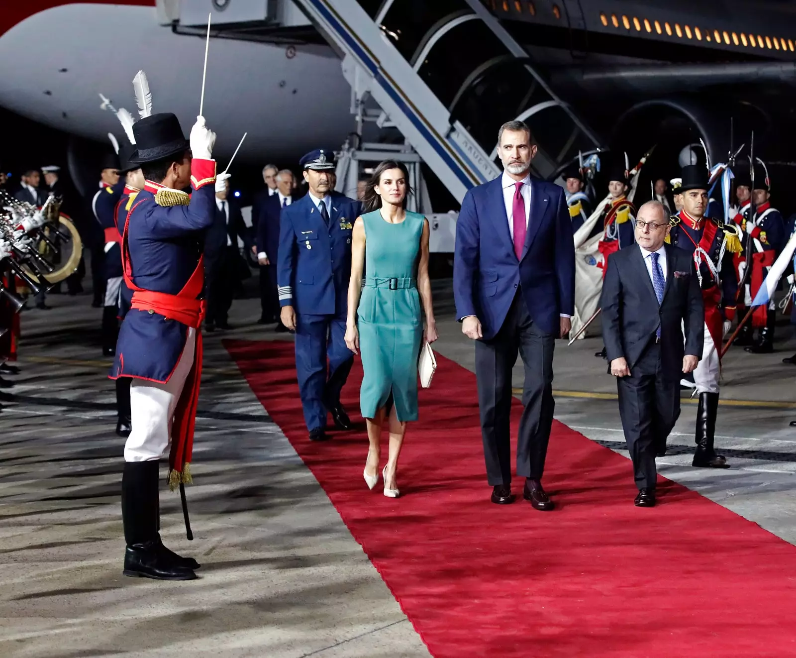 Raja-raja ngaléngkah ka Argentina saatos pamandangan surreal di bandara