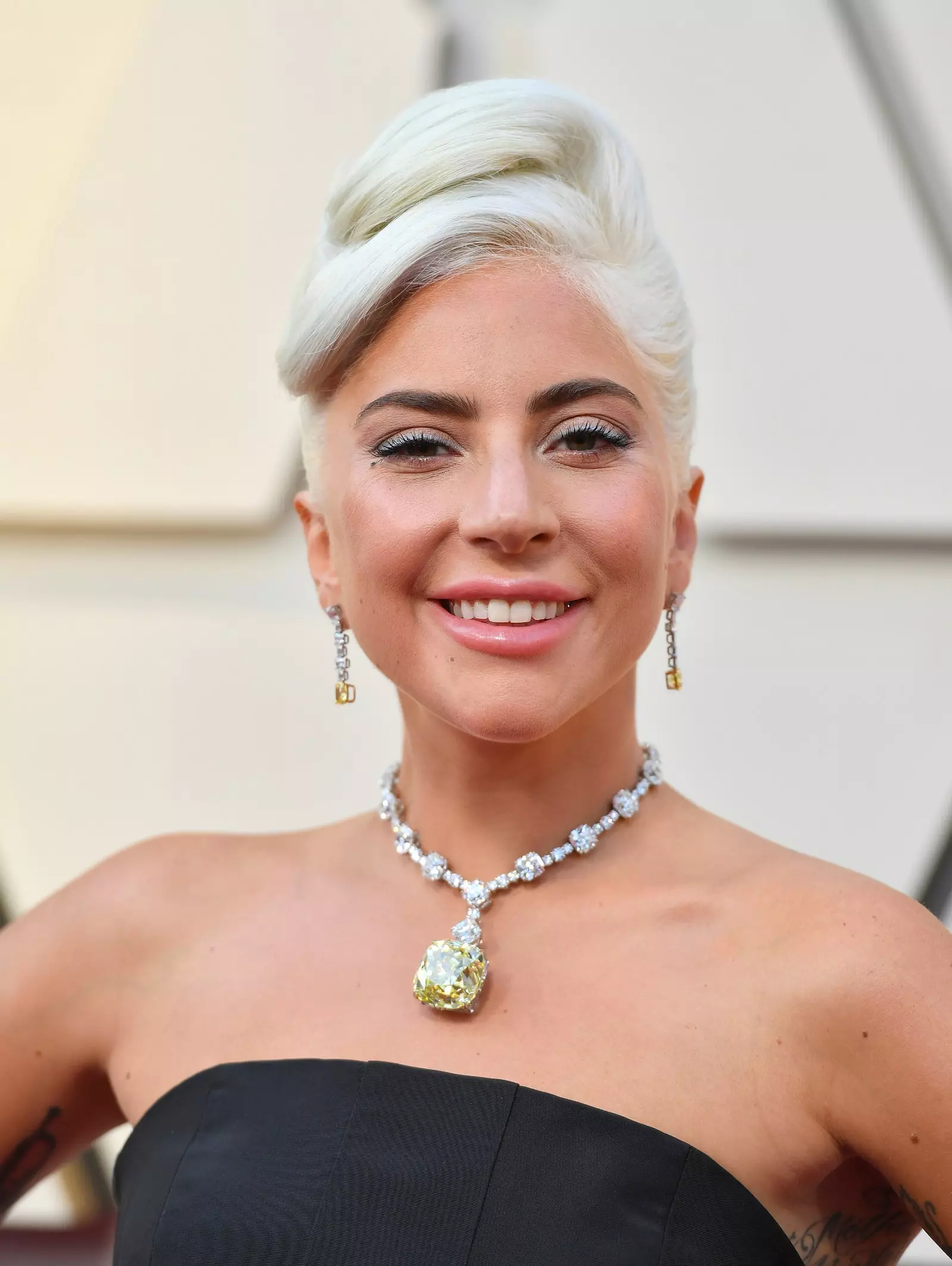 Lady Gaga hnav Tiffany Pob Zeb Diamond ntawm 2019 Oscars.