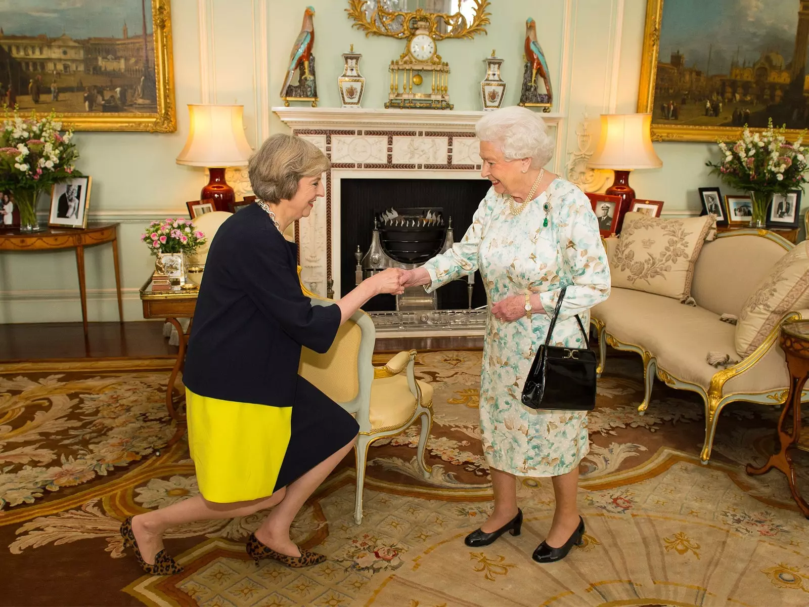 Theresa May akupereka moni kwa Elizabeth II pa imodzi mwamatumizidwe ake ku Buckingham