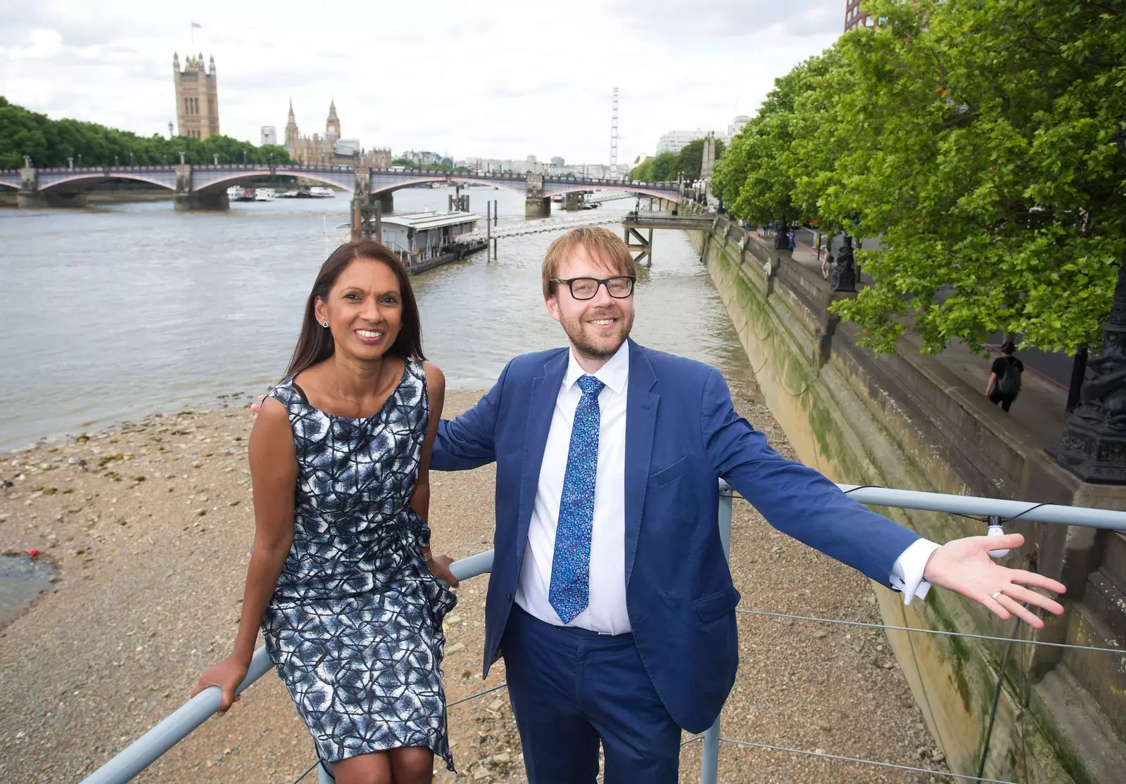 Gina Miller pafupi ndi mtsogoleri wa Liberal Democrat ku Vauxhall pafupi ndi mtsinje wa Thames ku London.