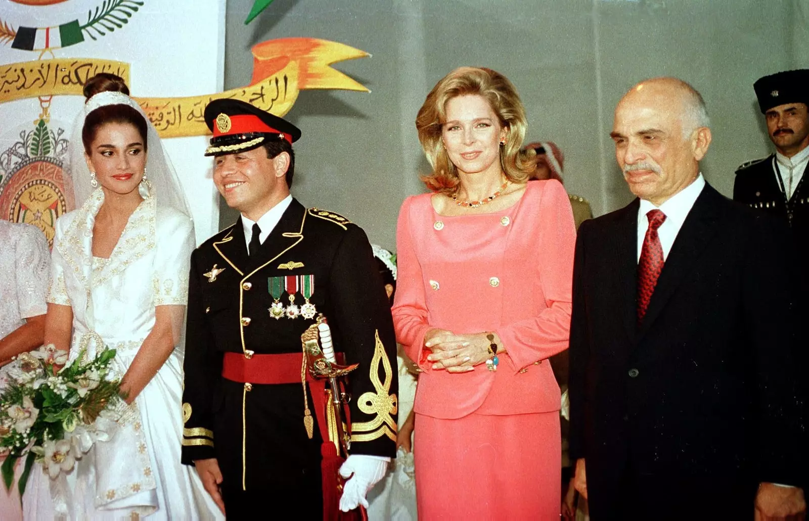 Ürdünlü Nur, üvey oğlu Prens Abdal ile Ürdünlü Rania'nın düğününde somon elbisesiyle.