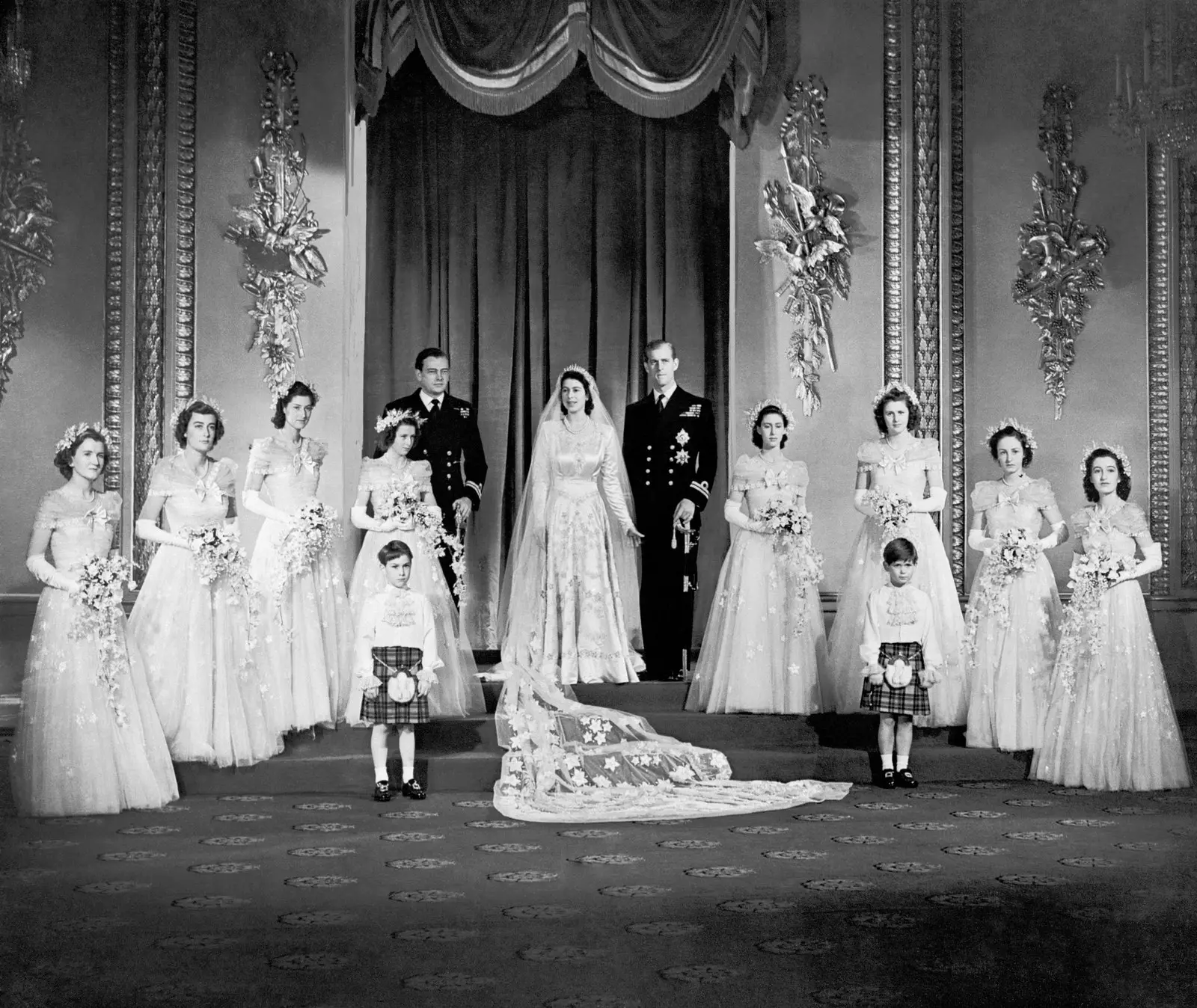 Oficiali Elžbietos II vestuvių nuotrauka, kurioje jos aštuonios pamergės sosto kambaryje.