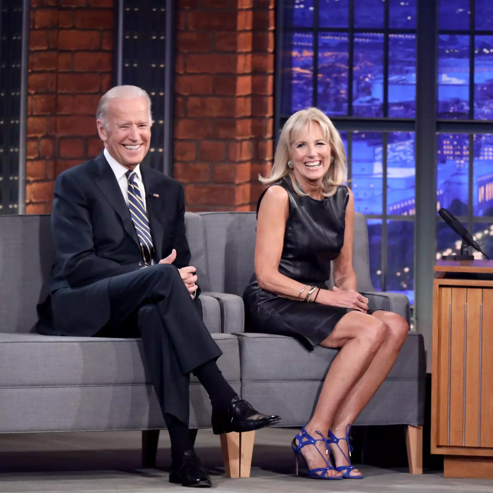 Jill Biden w krótkiej skórzanej sukience towarzyszącej swojemu mężowi Joe w 2016 roku w programie telewizyjnym „Late Night with...