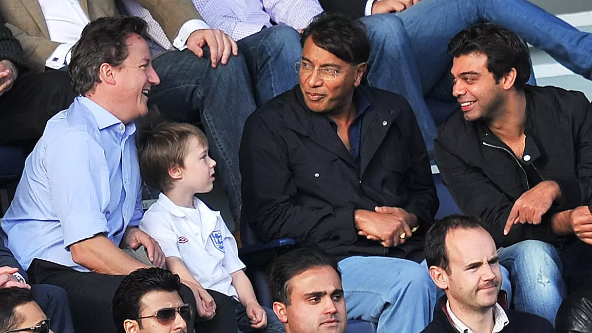 Si MIttal ug ang iyang umagad nga lalaki sa usa ka dula sa soccer kauban si David Cameron kaniadtong 2011.