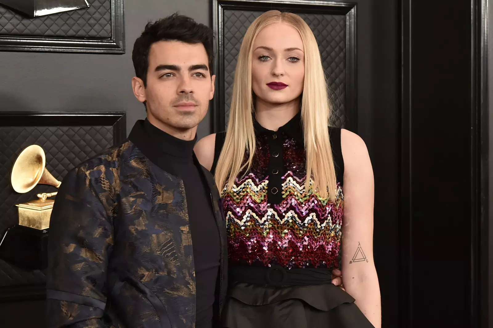 UJoe Jonas kunye noSophie Turner kuhlelo lokugqibela lweeMbasa zeGrammy.