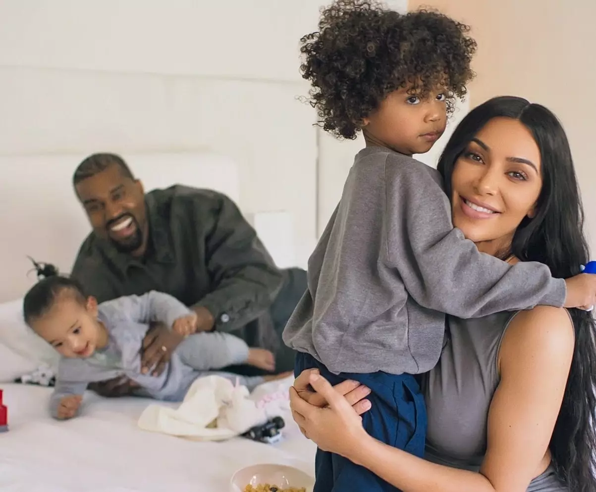 Kim Kardashian vzbuzuje pochybnosti tím, že ukazuje své sídlo a nábytek