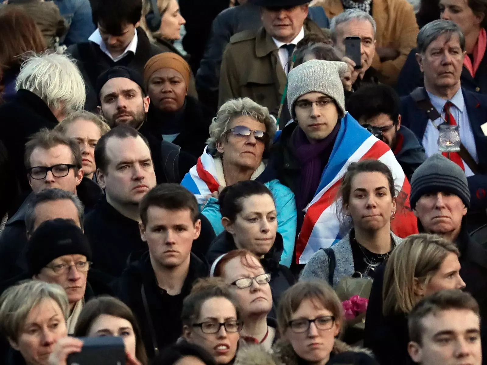 Hópur Lundúnabúa á vöku í Leicester Sq.