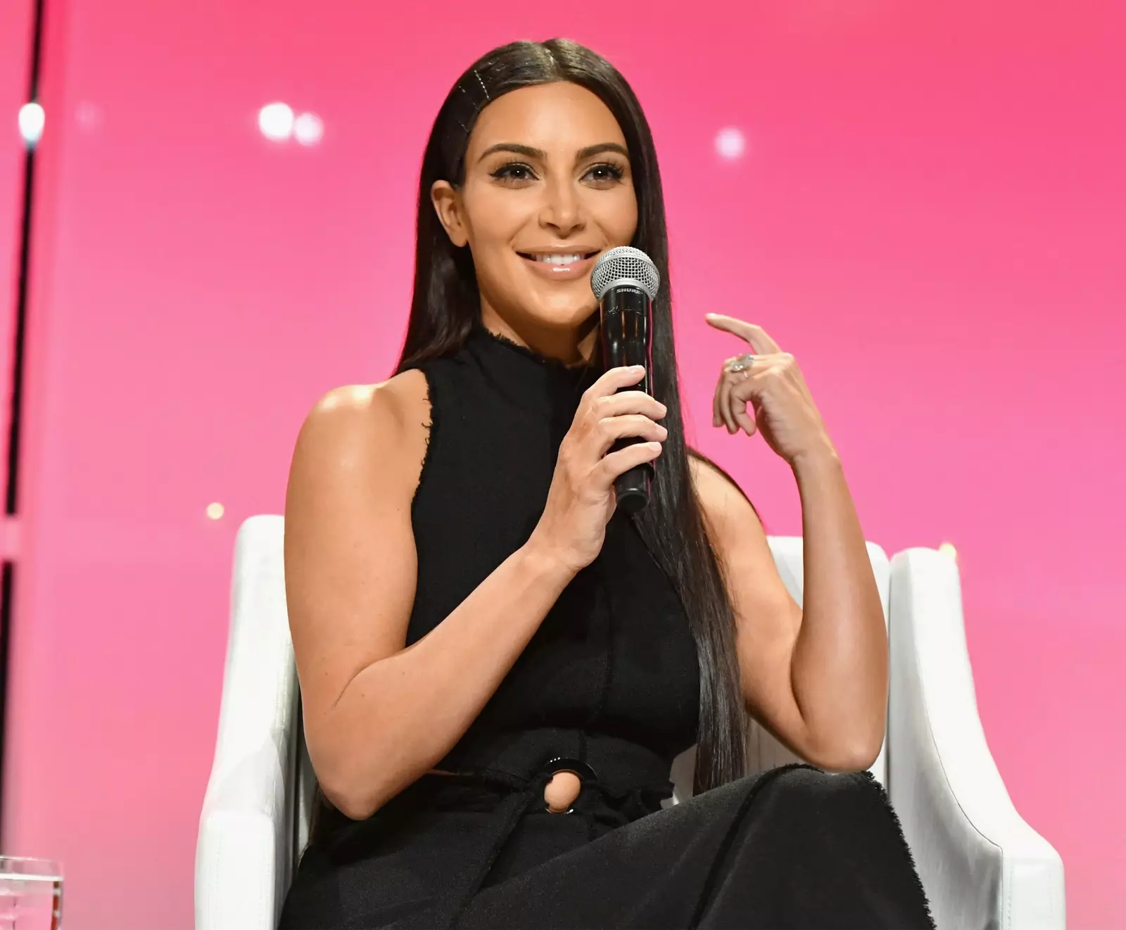 Kim Kardashian egy gyilkosságért bebörtönzött fiatal nő kegyelmét ünnepli