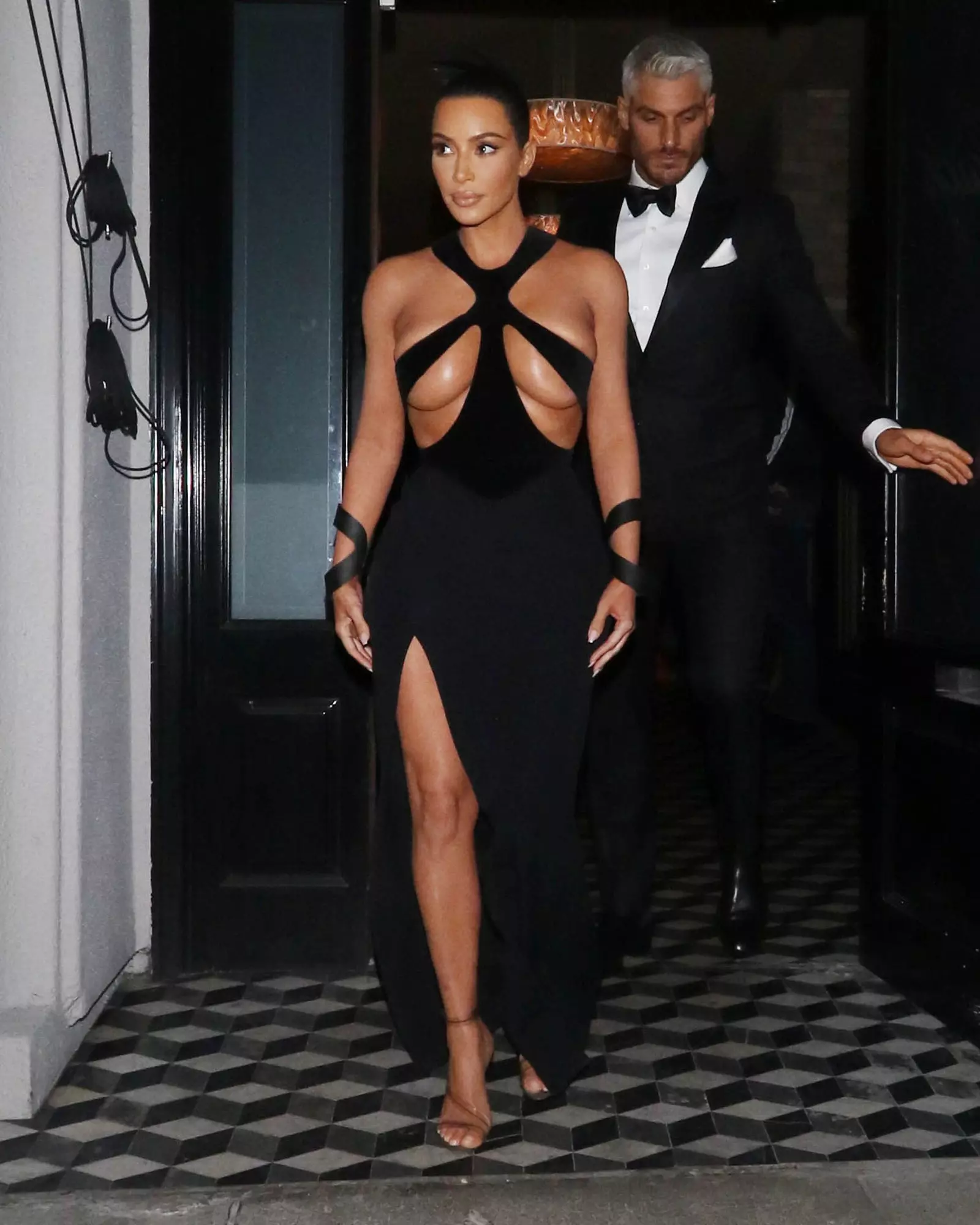 Kim Kardashian Tyerri Mugler kabi kiyingan.