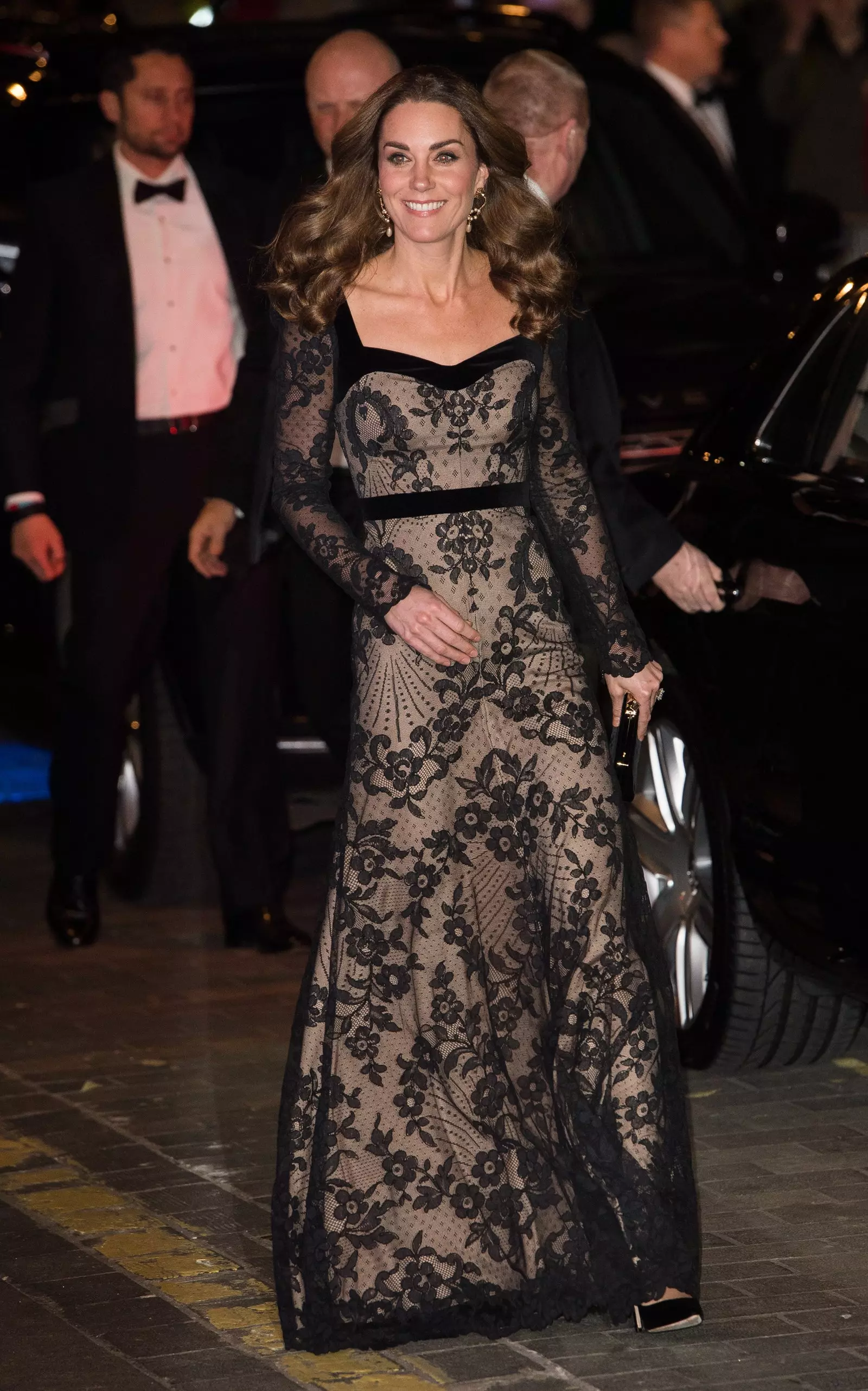 Kate Middleton oo ku labisan dharka Alexander McQueen.