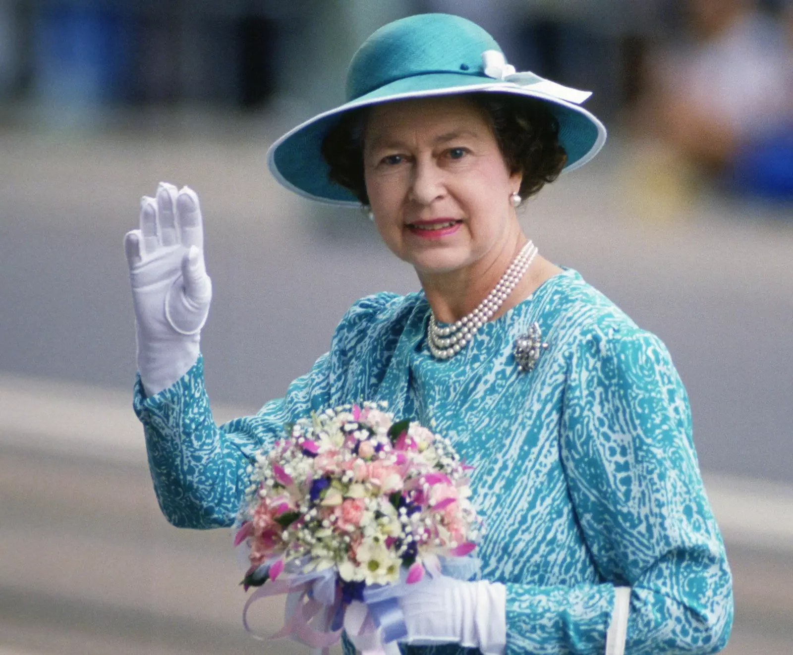 Napa Ratu Elizabeth II tansah nganggo sarung tangan?