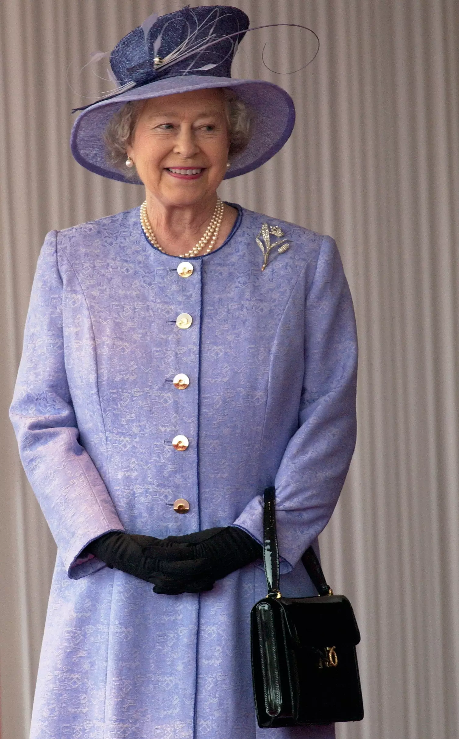 Kāpēc karaliene Elizabete II vienmēr valkā cimdus?