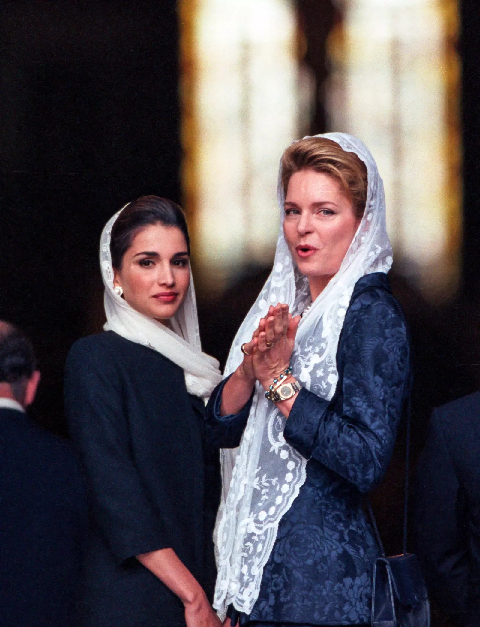 رانيا ونور من الأردن عام 1999 في حفل تكريم جماعي للملك حسين في لندن.