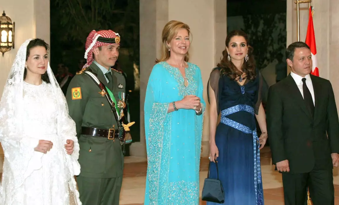 Noor i Rania z Jordanii na ślubie ówczesnego następcy tronu Hamzaha w maju 2004 r.