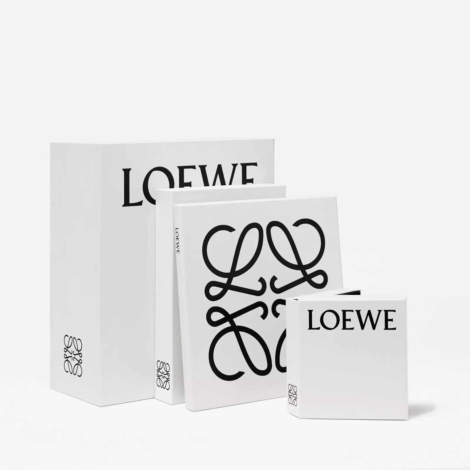 ການອອກແບບການຫຸ້ມຫໍ່ຂອງ Loewe ຫຼິ້ນໂດຍບໍ່ມີການລໍາອຽງກັບໂລໂກ້ຕົ້ນສະບັບ.
