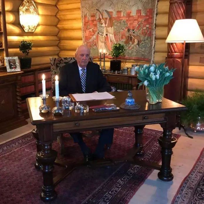 Harald da Noruega em seu escritório