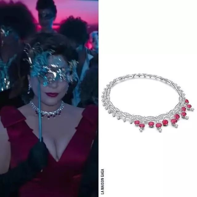 Lady Gaga dans le film 'House of Gucci' portant un collier Bvlgari d'archives.