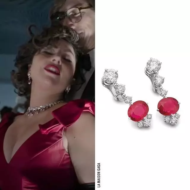 Lady Gaga dans le film 'House of Gucci' portant des boucles d'oreilles Bvlgari lors d'une soirée au Studio 54.