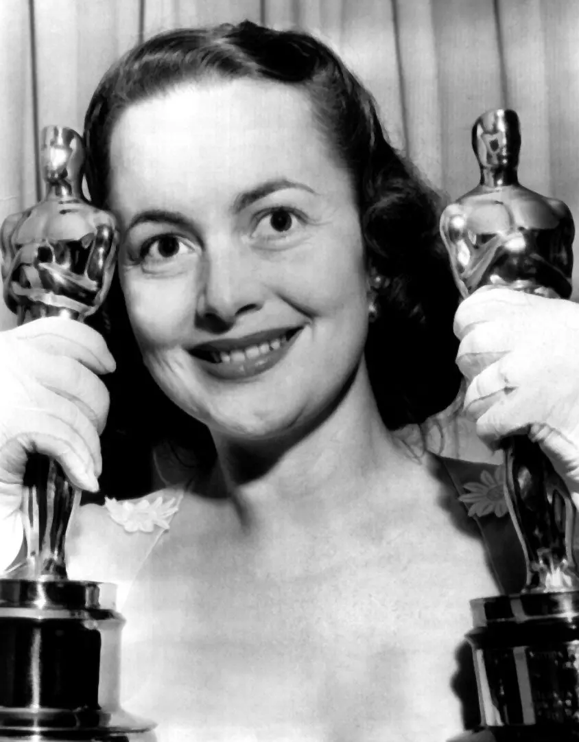 Olivia de Havilland, 'The Intimate Life of Julia Norris' ve 'The Heiress' için iki Oscar'ı ile.