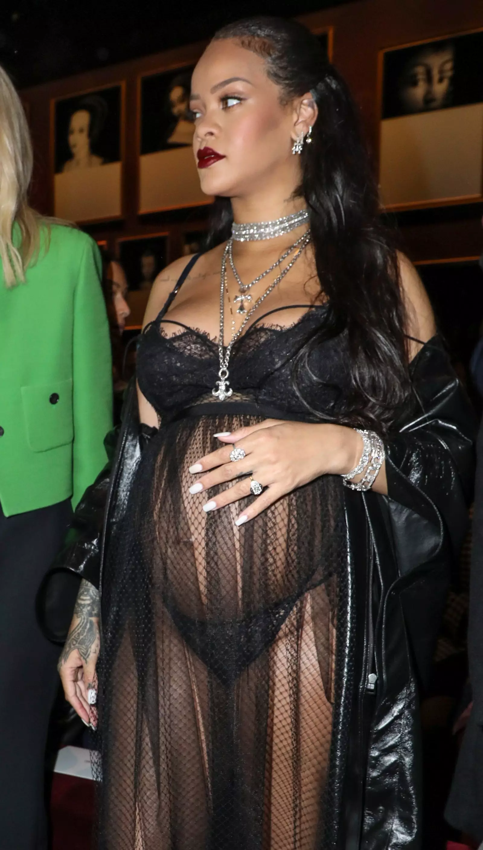 Nėščia Rihanna permatomo tiulio suknele