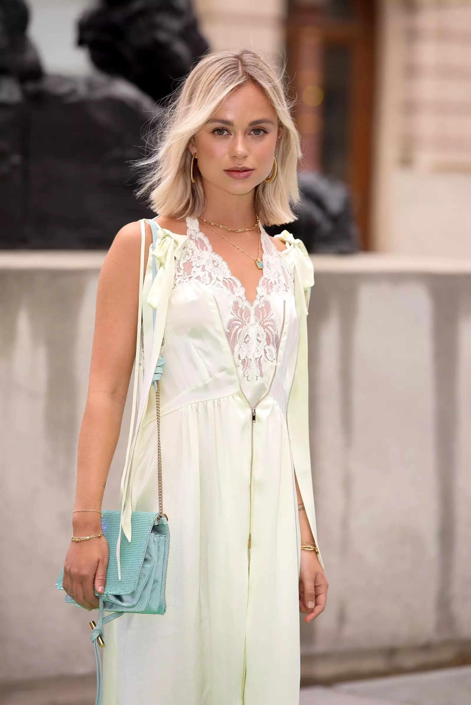 Η στιλιστική απροσεξία της Lady Amelia Windsor στη θερινή έκθεση της Royal Academy of Arts