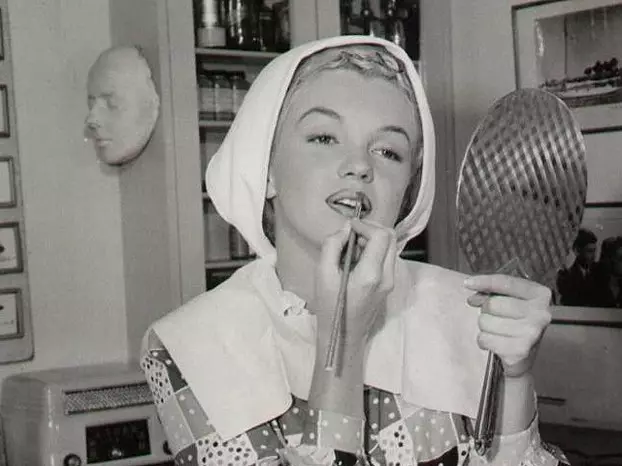 Marilyn Monroe preparing for a shoot.